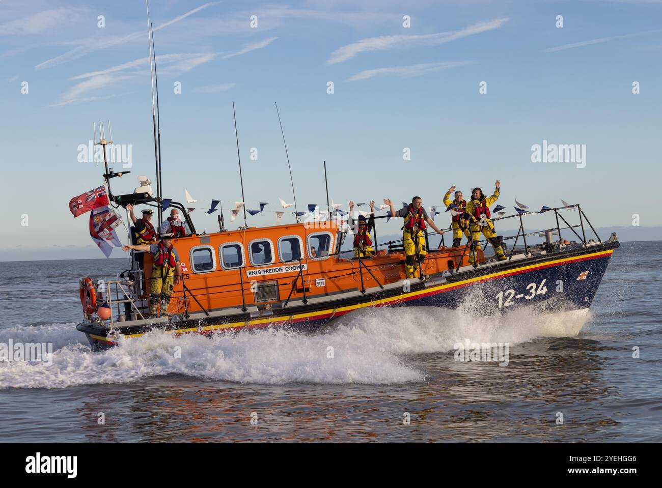 Die Crew des Aldeburgh Lifeboats winkte den Menschenmassen am Strand zu ...
