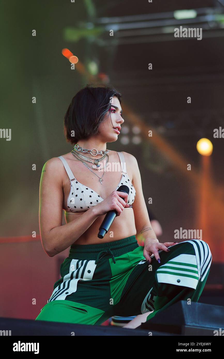 Dua lipa stage -Fotos und -Bildmaterial in hoher Auflösung – Alamy