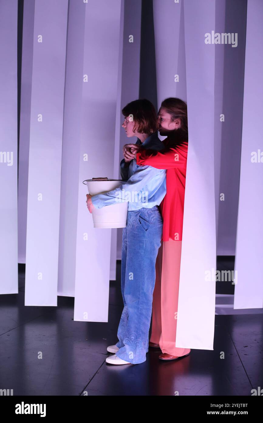 Amelie Willberg als Karin und Kathleen Morgeneyer als Mutter, v.l., während der Fotoprobe für ...