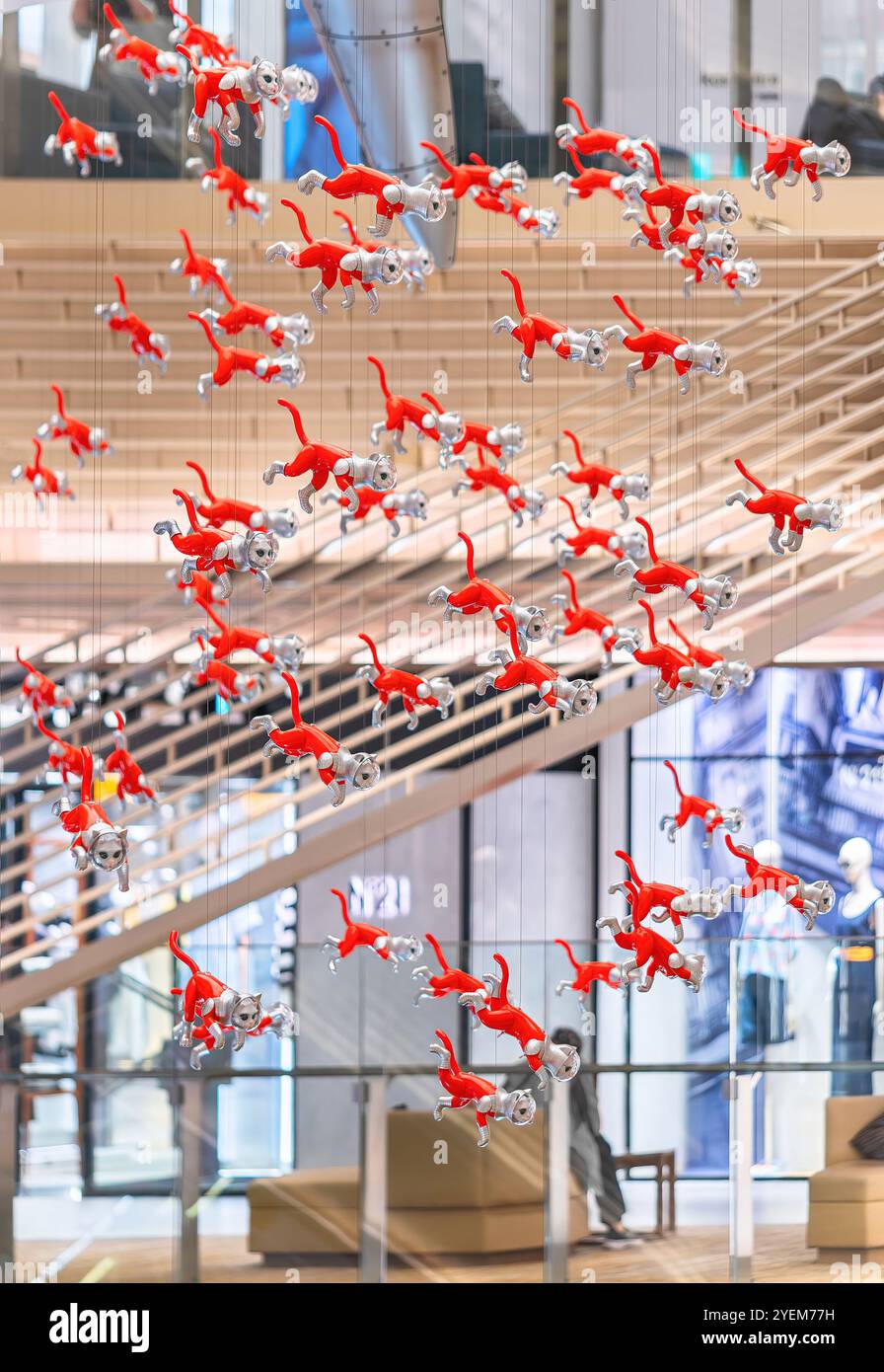 tokio, japan – 14. Mai 2024: Im Atrium des Kaufhauses Ginza Six ...