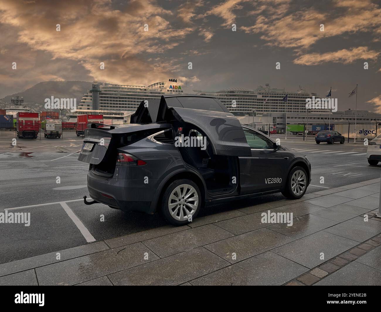 Bergen, Norwegen – September 2024 Ein neuer 2024 Tesla Model 3 Long ...