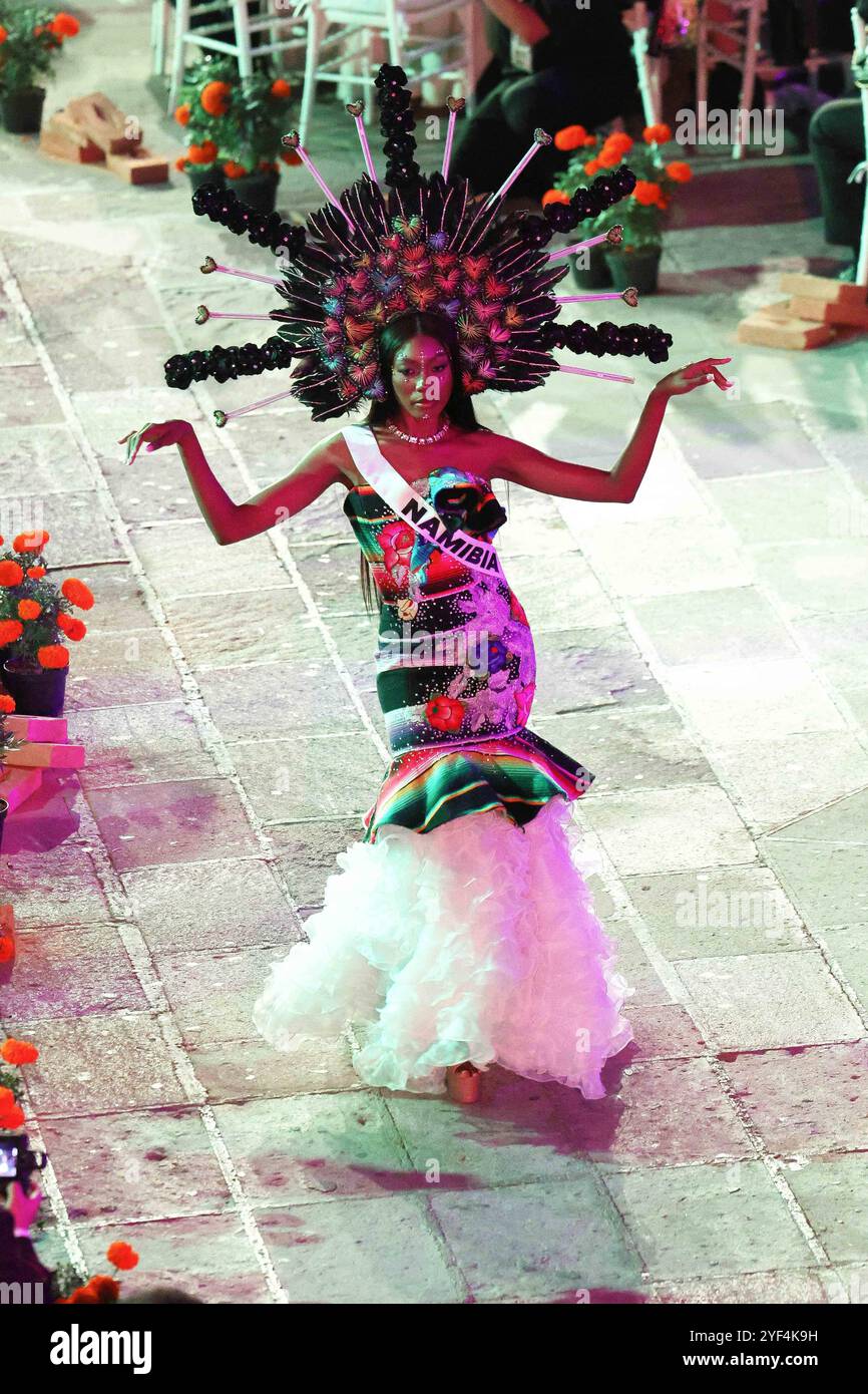 Miss Universe Catrinas Gala Catwalk Miss Namibia Prisca Anyolo läuft ...