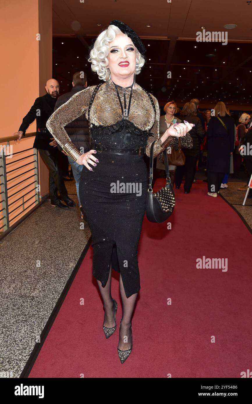 JUBILAEUM 100 Jahre Theater am KUDAMM Sheila Wolf , Kunstfigur des ...