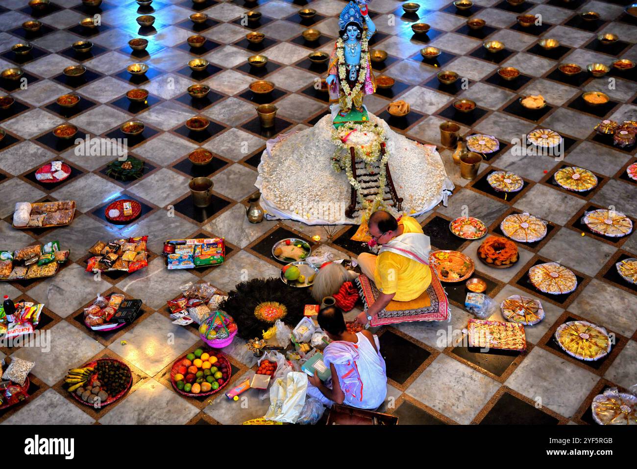 Kalkutta, Indien. November 2024. Hindugeweihte führen verschiedene Rituale anlässlich des ...