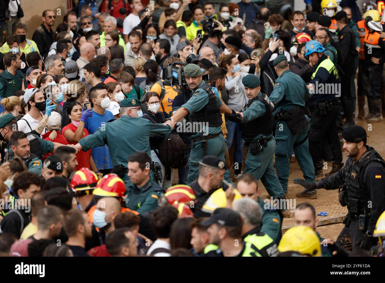 PAIPORTA (VALENCIA), 11.03.2024.- UN Cordón de guardias civiles protege ...