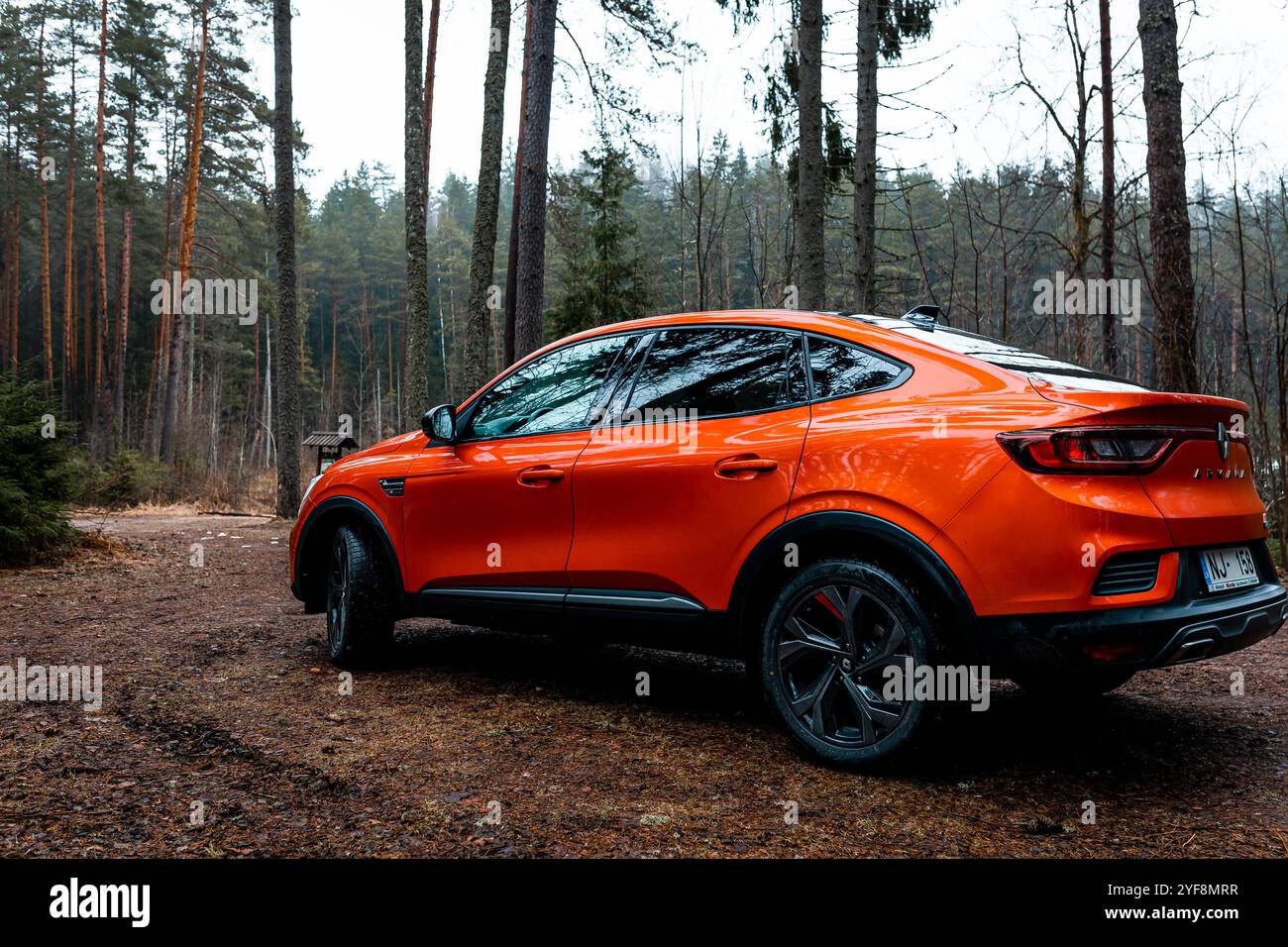 Der neue Renault Arkana RS-Linie Valencia Orange ist ein kompakter Crossover-SUV E-TECH ...