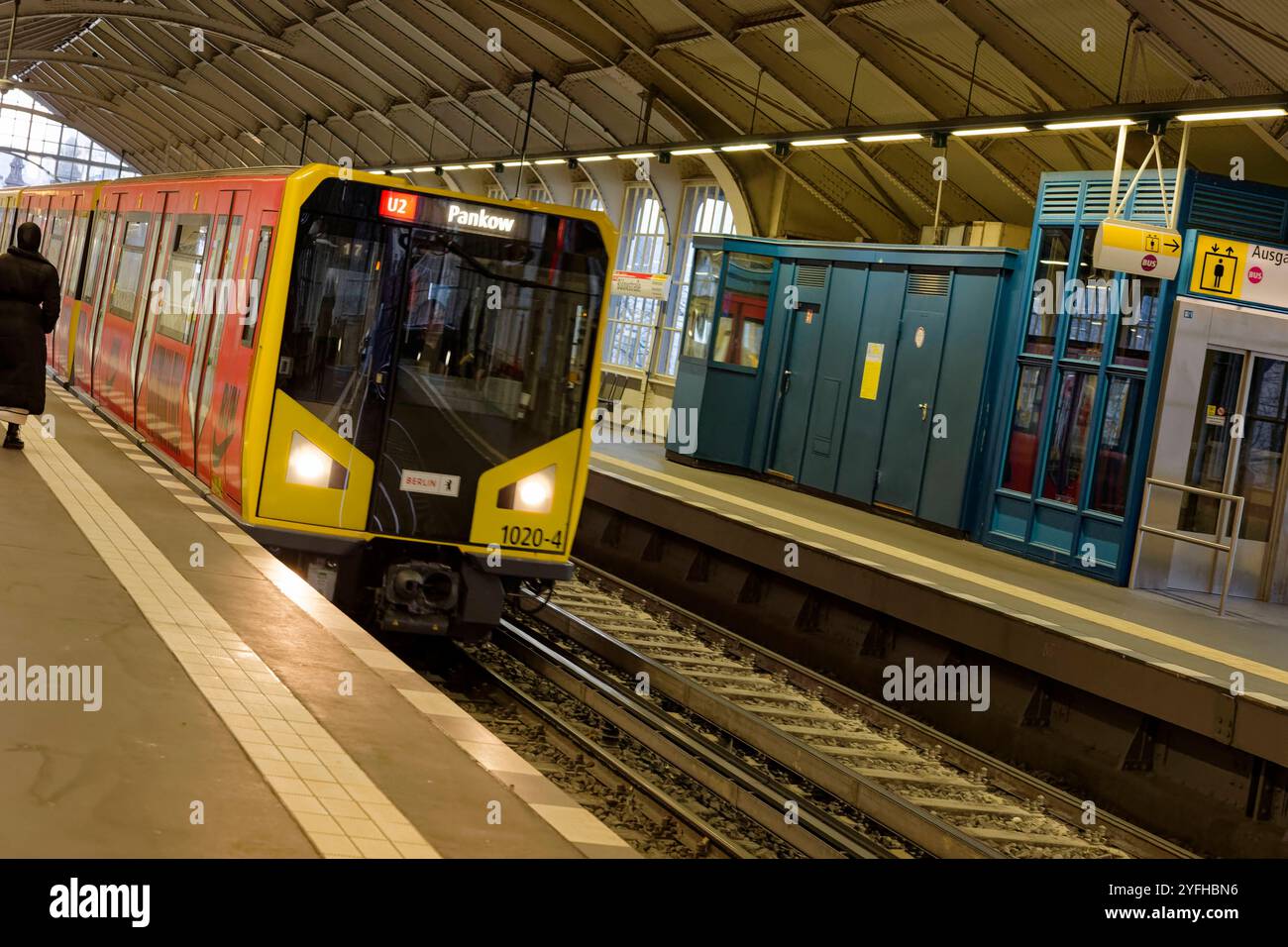 U-Bahnzug Linie U2 Bf Bülowstraße 2024 Deutschland, Berlin ein U-Bahnzug der Kleinprofil-Linie ...