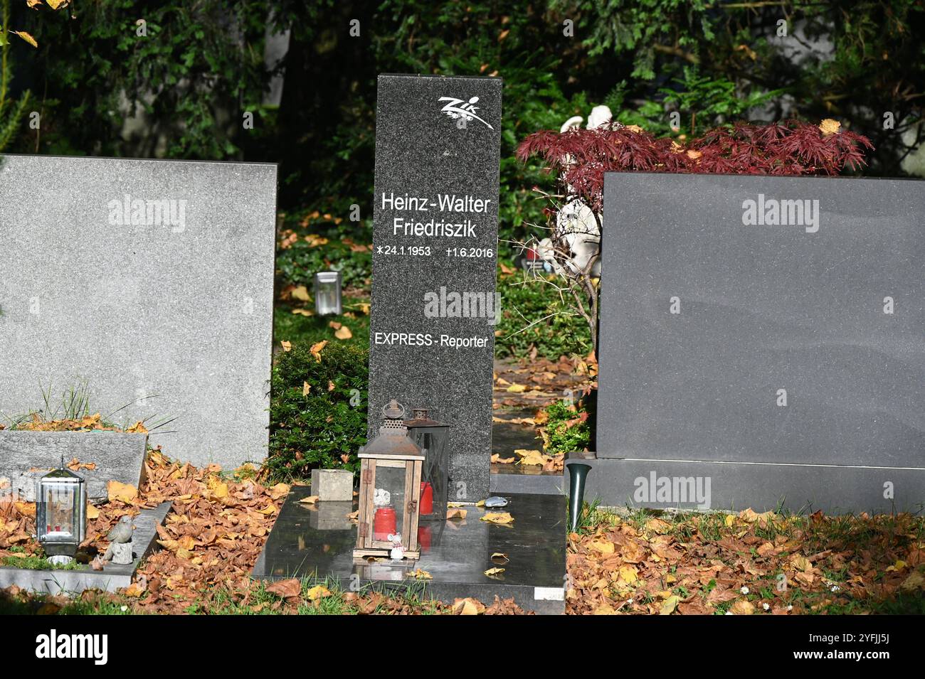 Das Grab des Kölner Fotografen Heinz-Walter Friedriszik , besser bekannt als ZIK, Grab auf dem ...