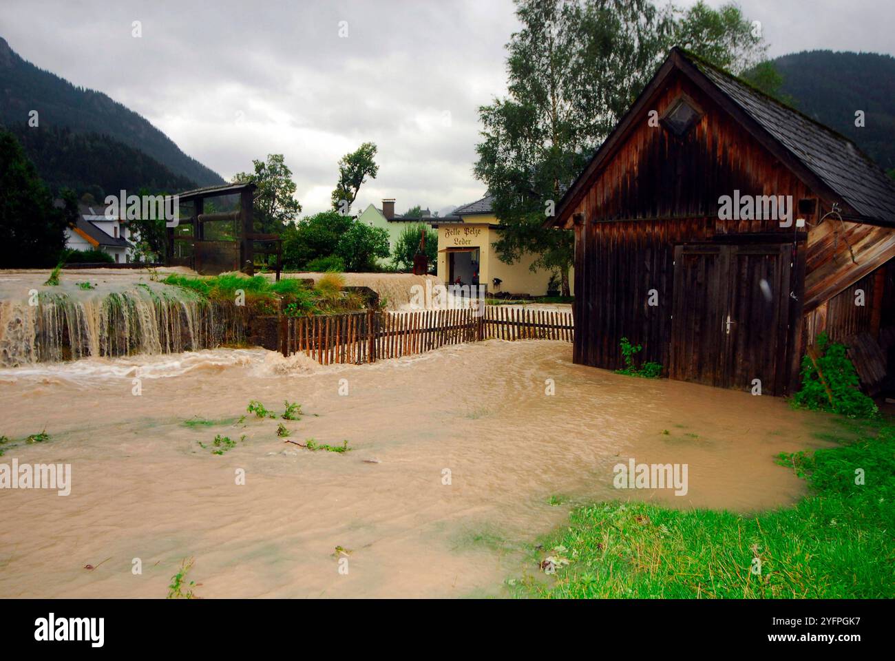 Ein Fluss mit Hochwasser nach Starkregen, Naturkatastrophen Fluss mit ...