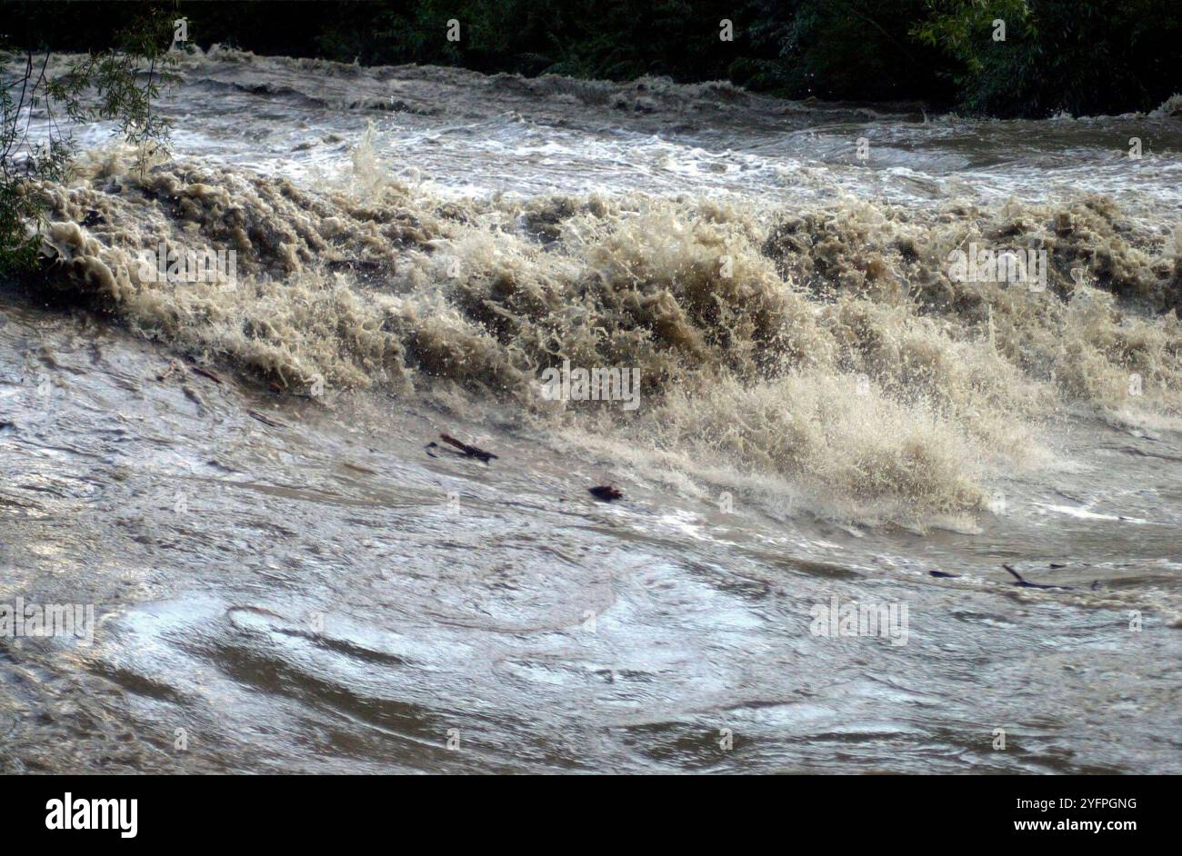 Ein Fluss mit Hochwasser nach Starkregen, Naturkatastrophen Fluss mit ...