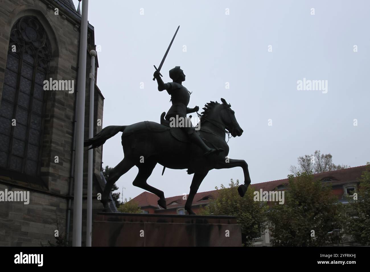 Statue der Jeanne d'Arc zu Pferd in Silhouette von Paul Dubois Eglise ...