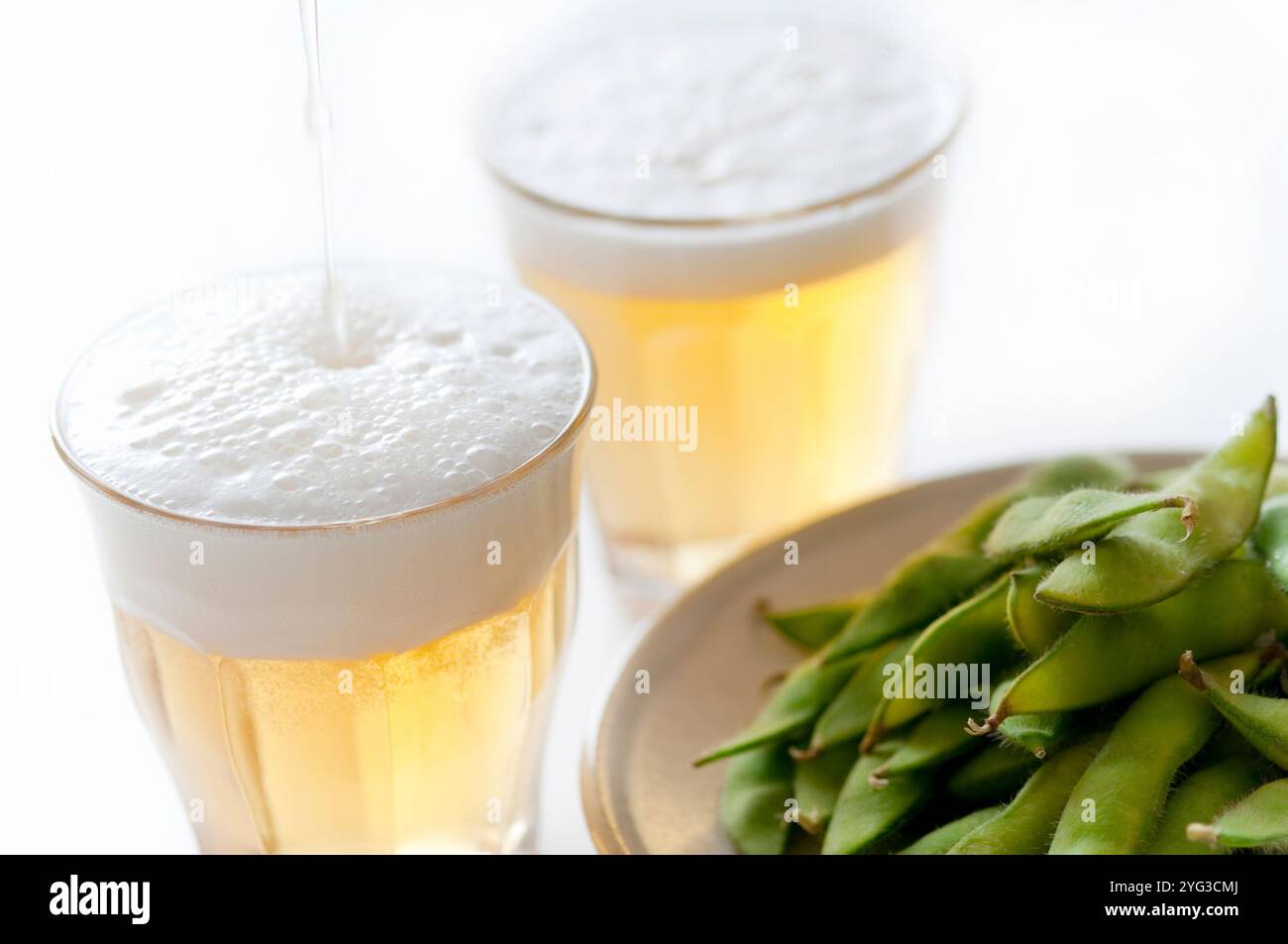 Bier einschenken bier einschenken -Fotos und -Bildmaterial in hoher ...