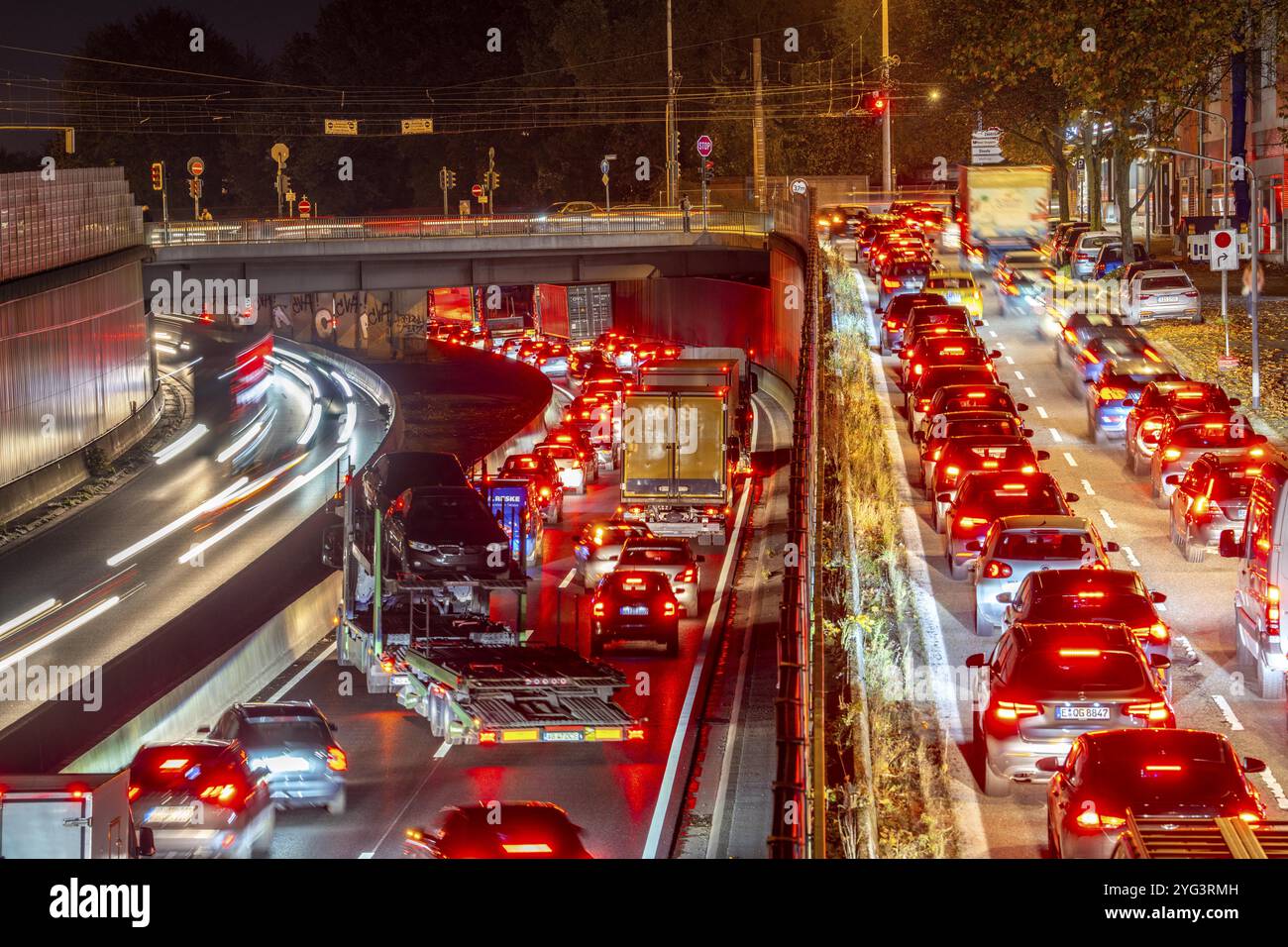 Abendlicher Verkehr, teils mit Staus, langsam fahrender Verkehr auf der ...