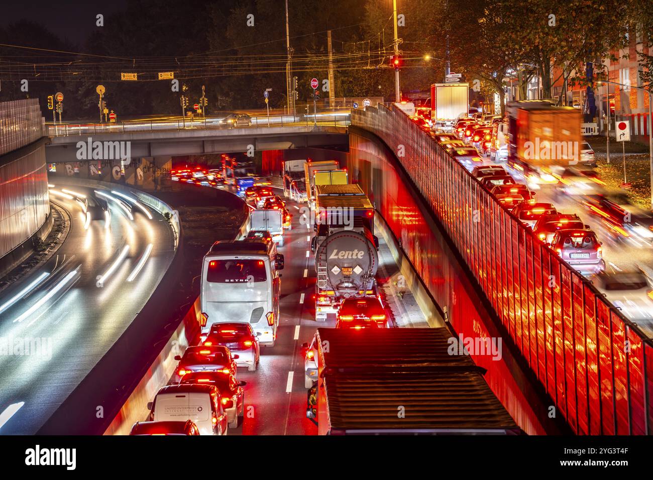 Abendlicher Verkehr, teils mit Staus, langsam fahrender Verkehr auf der ...