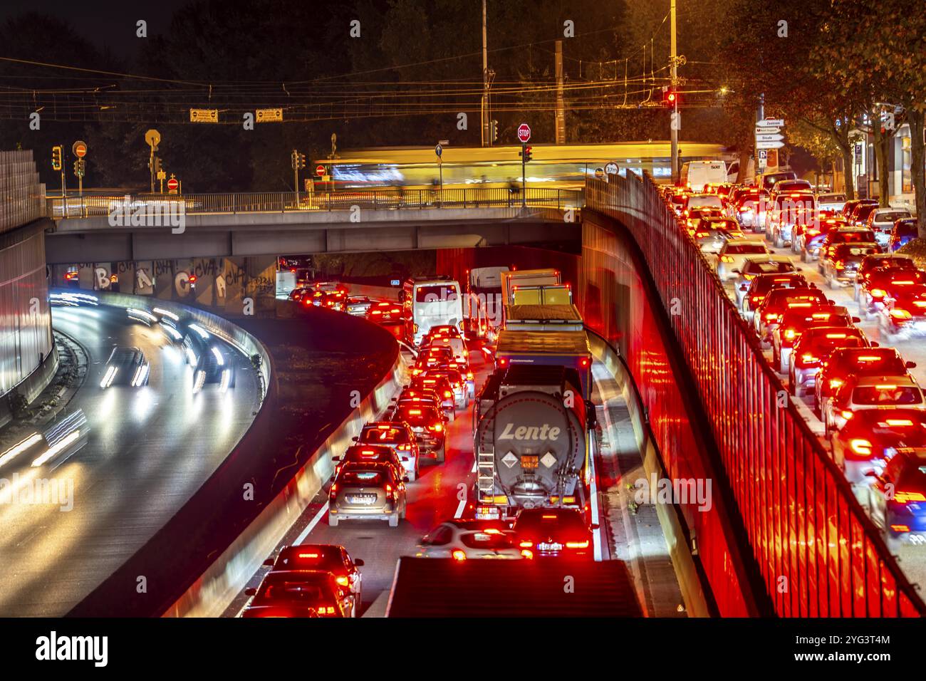 Abendlicher Verkehr, teils mit Staus, langsam fahrender Verkehr auf der ...