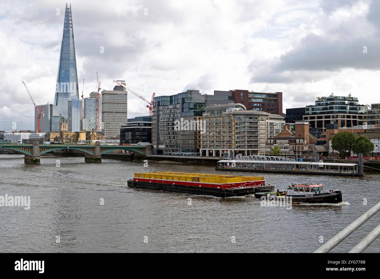 Blick auf Shard und Schlepper, die Cory Waste Management Barge mit ...