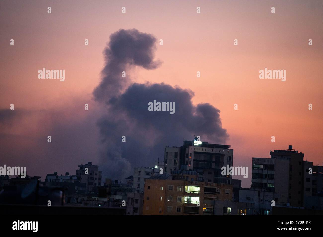 Beirut. November 2024. Rauch steigt, nachdem ein israelischer ...