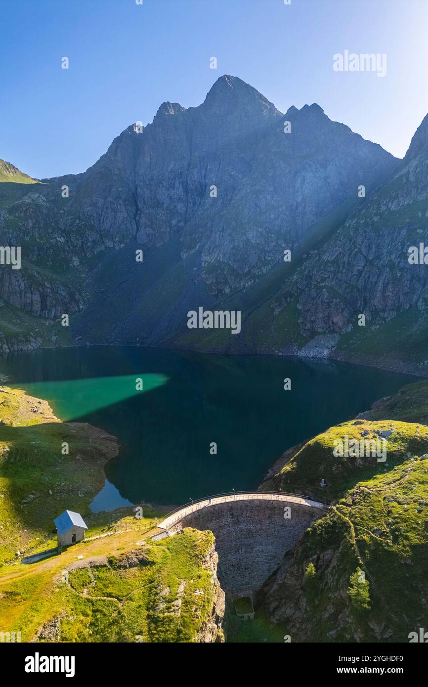 Blick aus der Vogelperspektive auf den Berg Aga und den Lago del ...