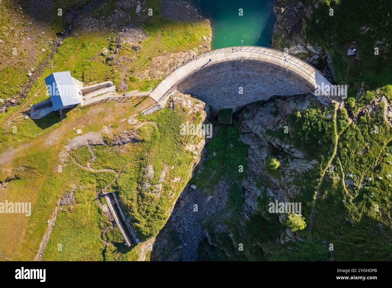 Blick aus der Vogelperspektive auf den Berg Aga und den Lago del ...