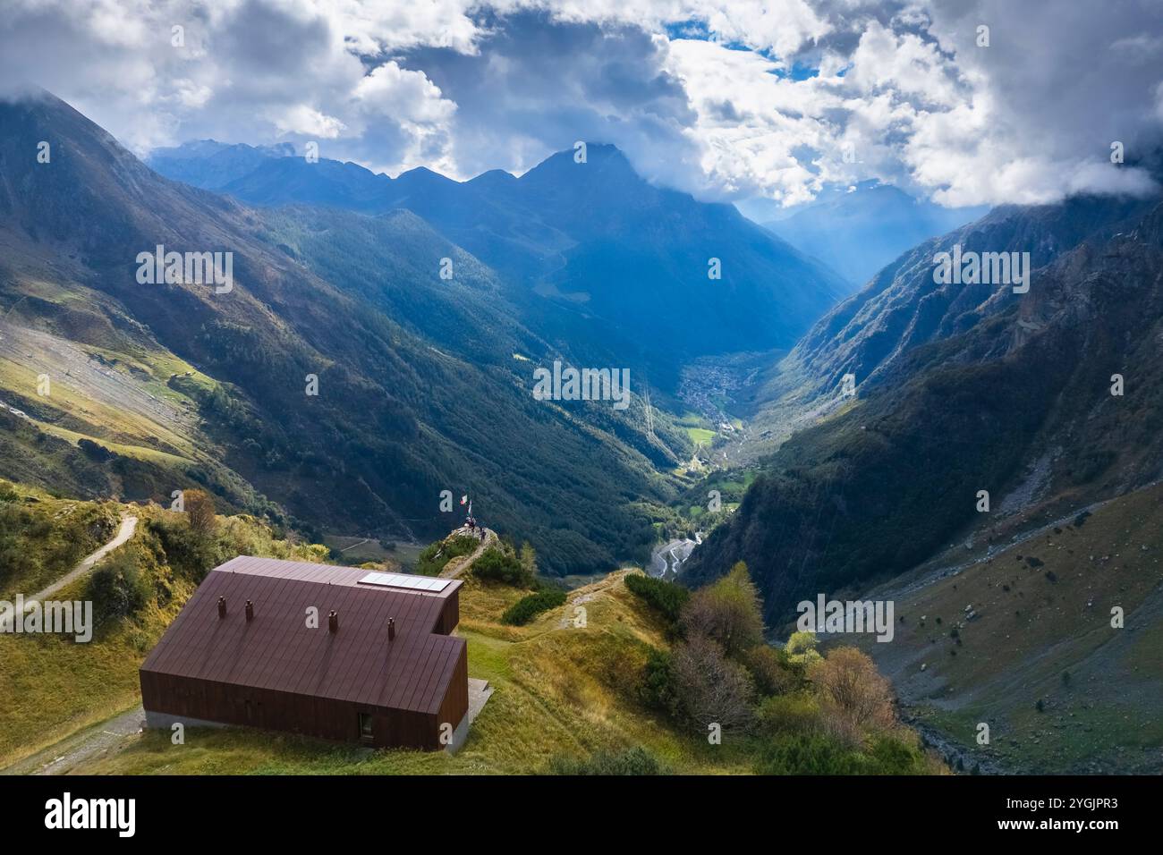 Blick aus der Vogelperspektive auf die Herberge in Curò in Richtung ...