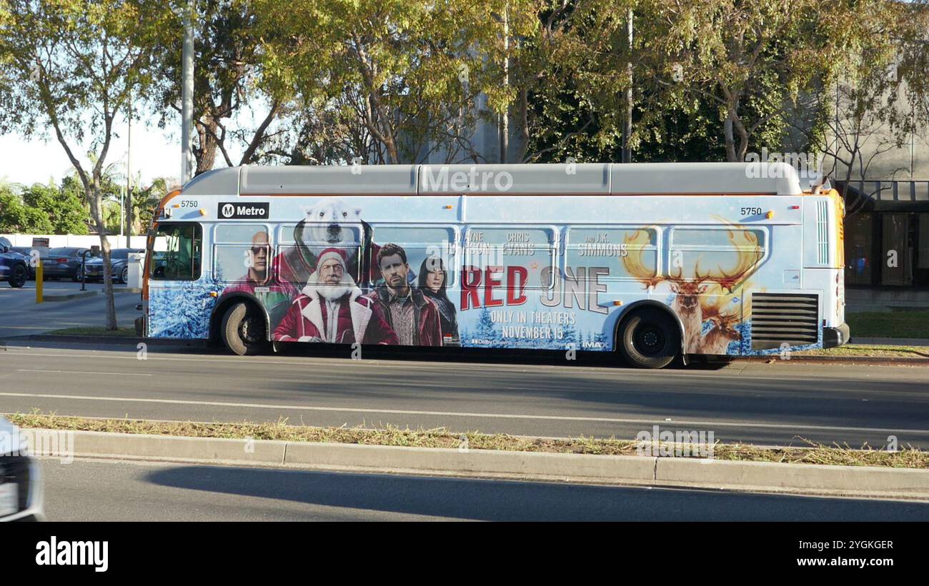 Los Angeles, Kalifornien, USA 7. November 2024 Red One Bus mit Dwayne ...