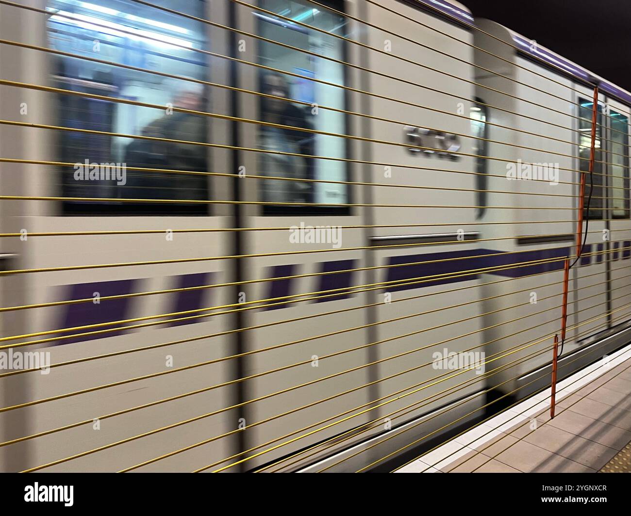 Vorbeifahren von Zug- und U-Bahn-, U-Bahn- oder U-Bahn-Stationen mit ...