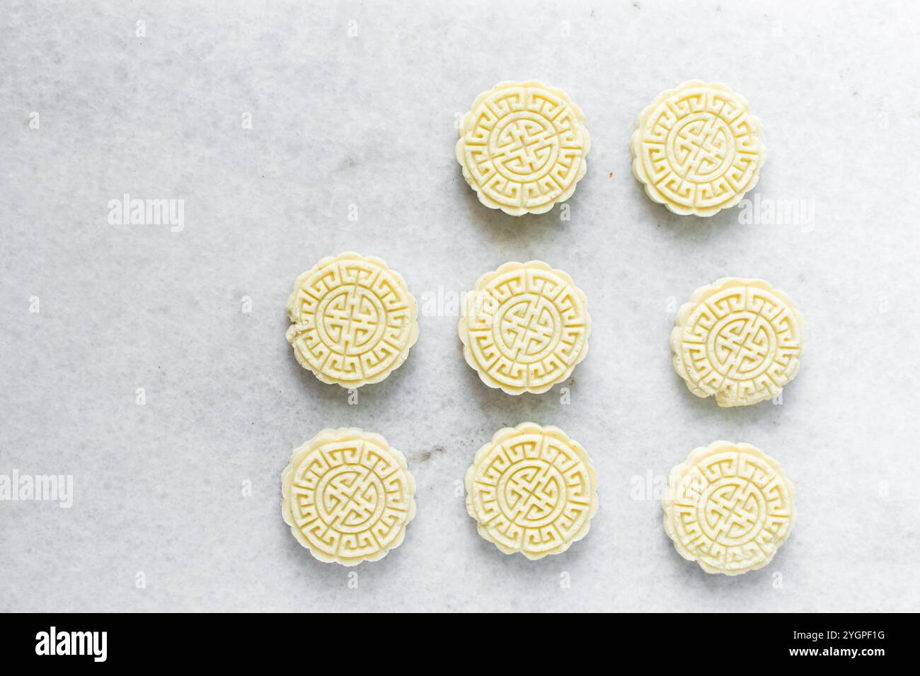 Blick von oben auf Tuwon madara Teig auf Pergamentpapier, nigerianische ...