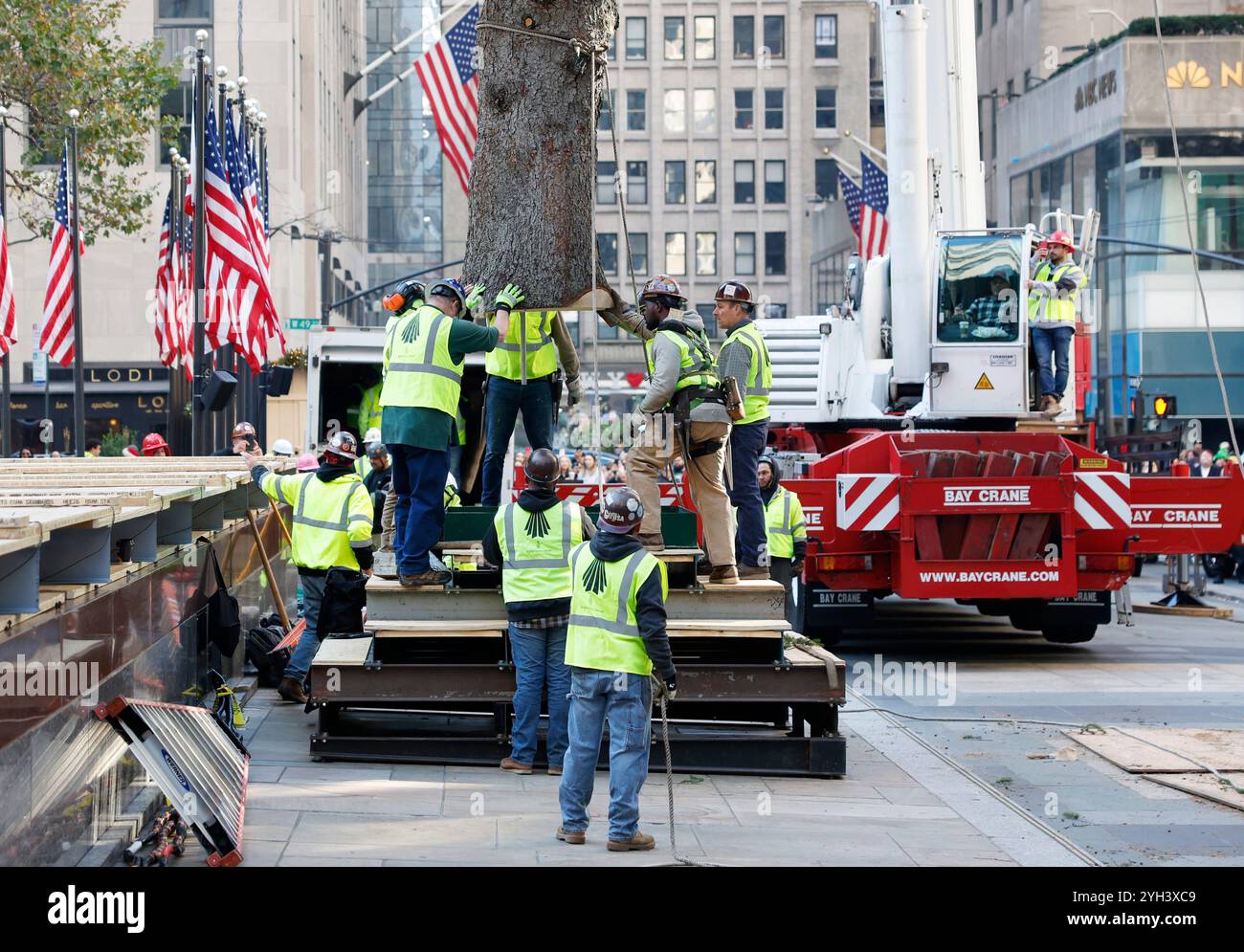 New York, Usa. November 2024. Die Arbeiter heben den Rockefeller Center ...
