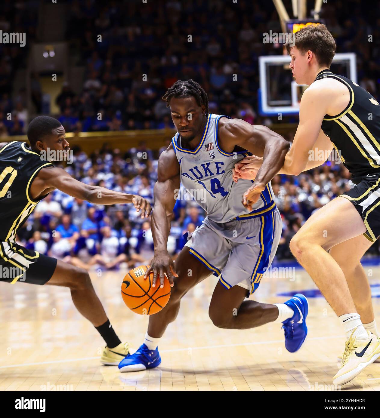 8. November 2024: Duke Guard Sion James (14) fährt zum Korb. NCAA ...