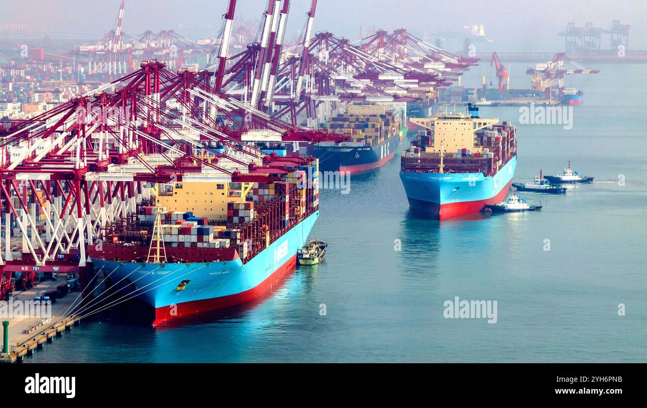 QINGDAO, CHINA - 10. NOVEMBER 2024 - Maersk Halifax auf der Mittel- und ...