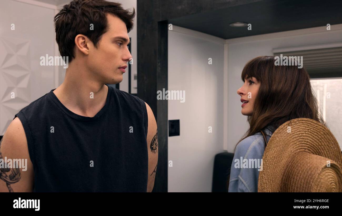 ANNE HATHAWAY und NICHOLAS GALITZINE in THE IDEA OF YOU (2024), Regie ...