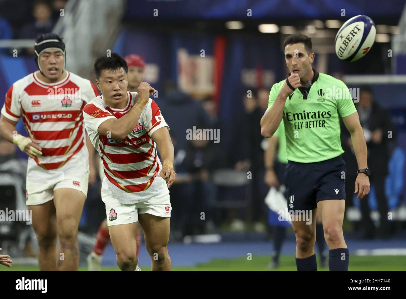 Naoto Saito aus Japan, Schiedsrichter Damian Schneider aus Argentinien ...