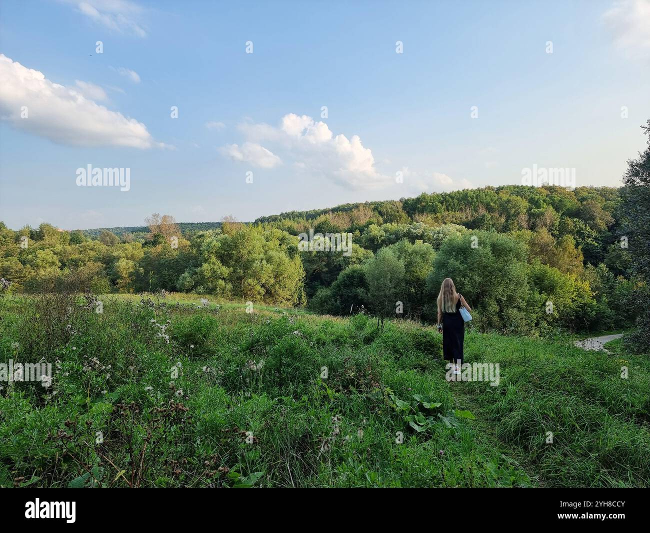 Handtasche unter dem arm -Fotos und -Bildmaterial in hoher Auflösung – Alamy