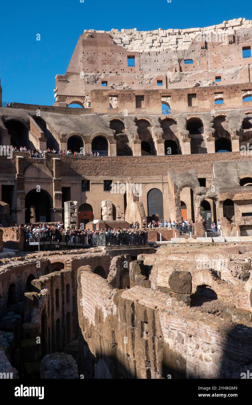 Rom, Italien - 1. November 2024: Zahlreiche Touristen besuchen das ...