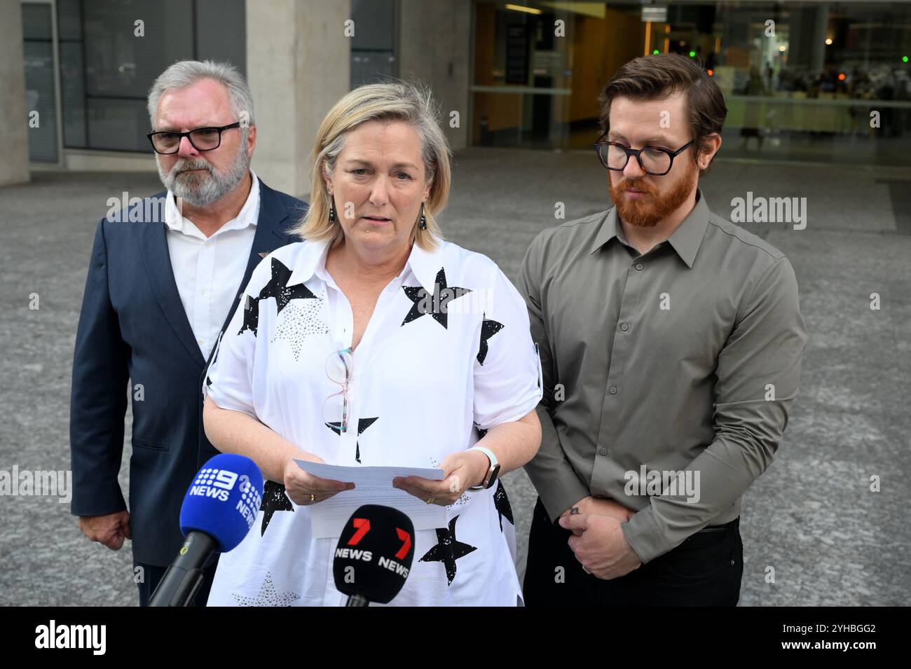 Brisbane, Australien. November 2024. Die Mutter Bernie, Stiefvater Rick ...