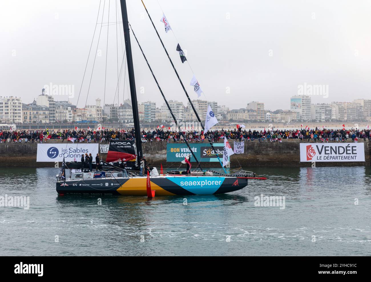 Boris Herrmann Boot (Malizia - Seaexplorer) im Kanal für den Start der ...