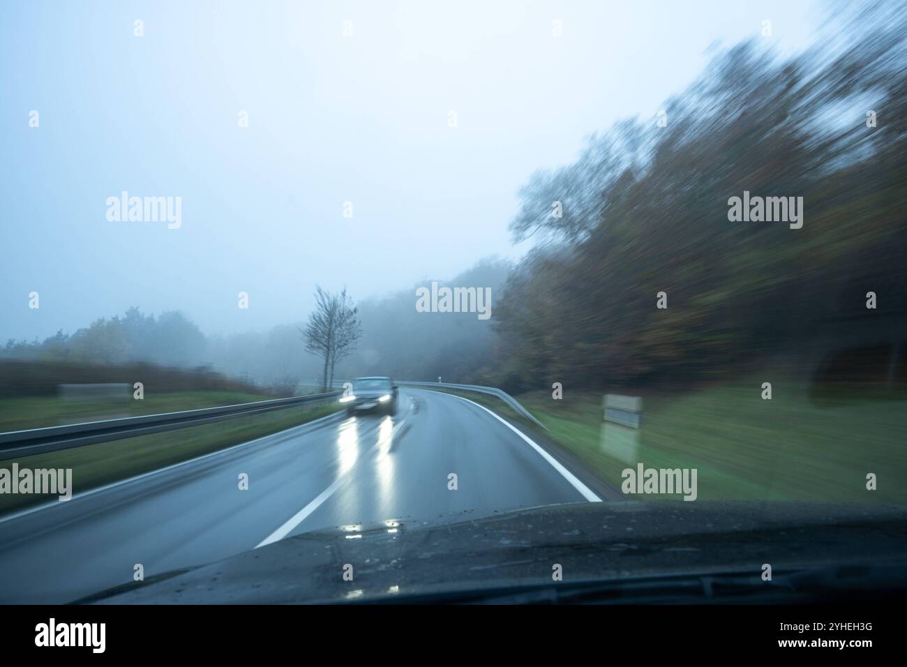 Fabelhafte Sie Fahren Auerorts Bei Dichtem Nebel Bilder