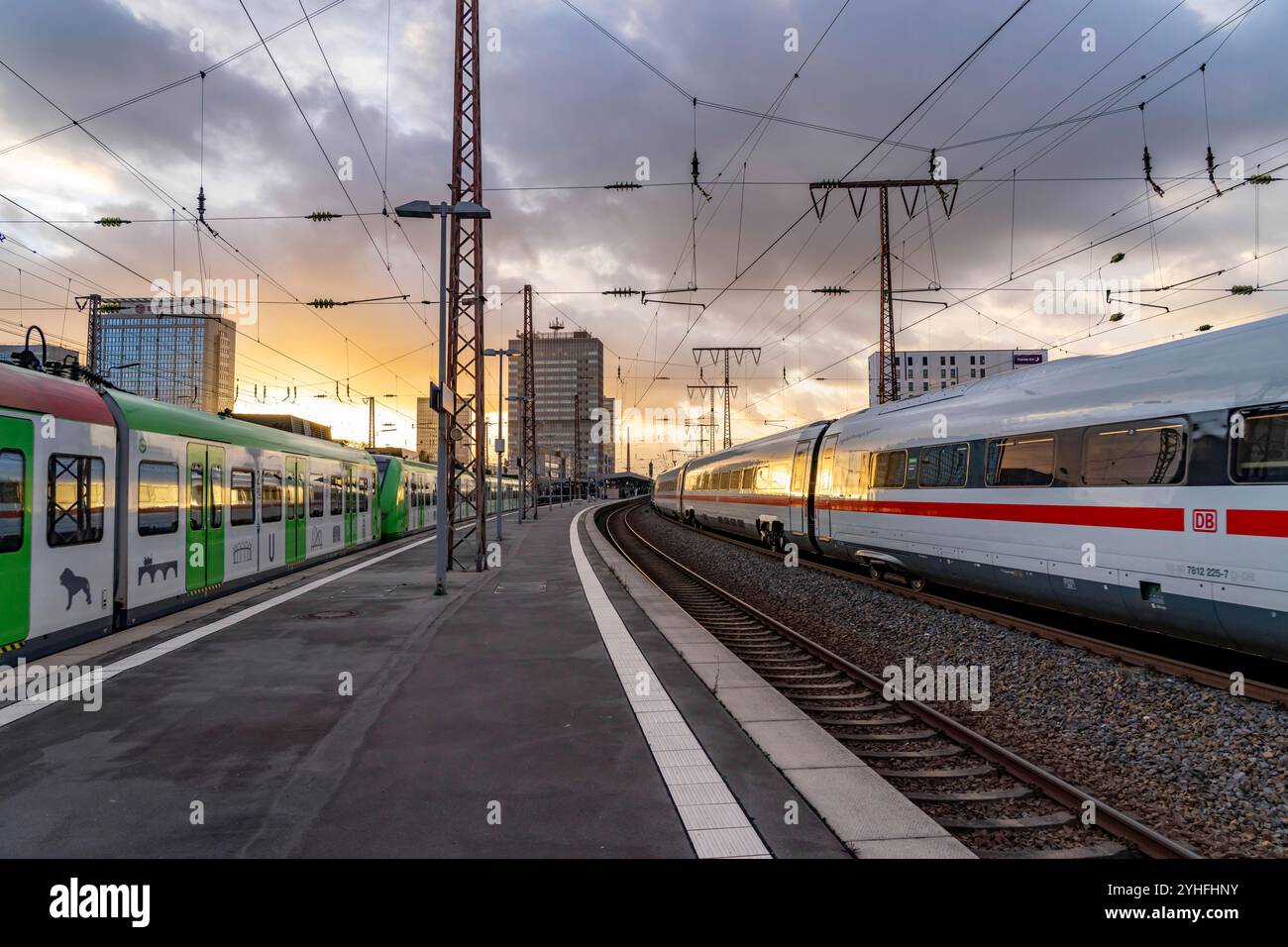 NRW, Deutschland, ICE Zug fährt aus dem Hauptbahnhof von Essen aus, Regionalbahn fährt ein, am ...