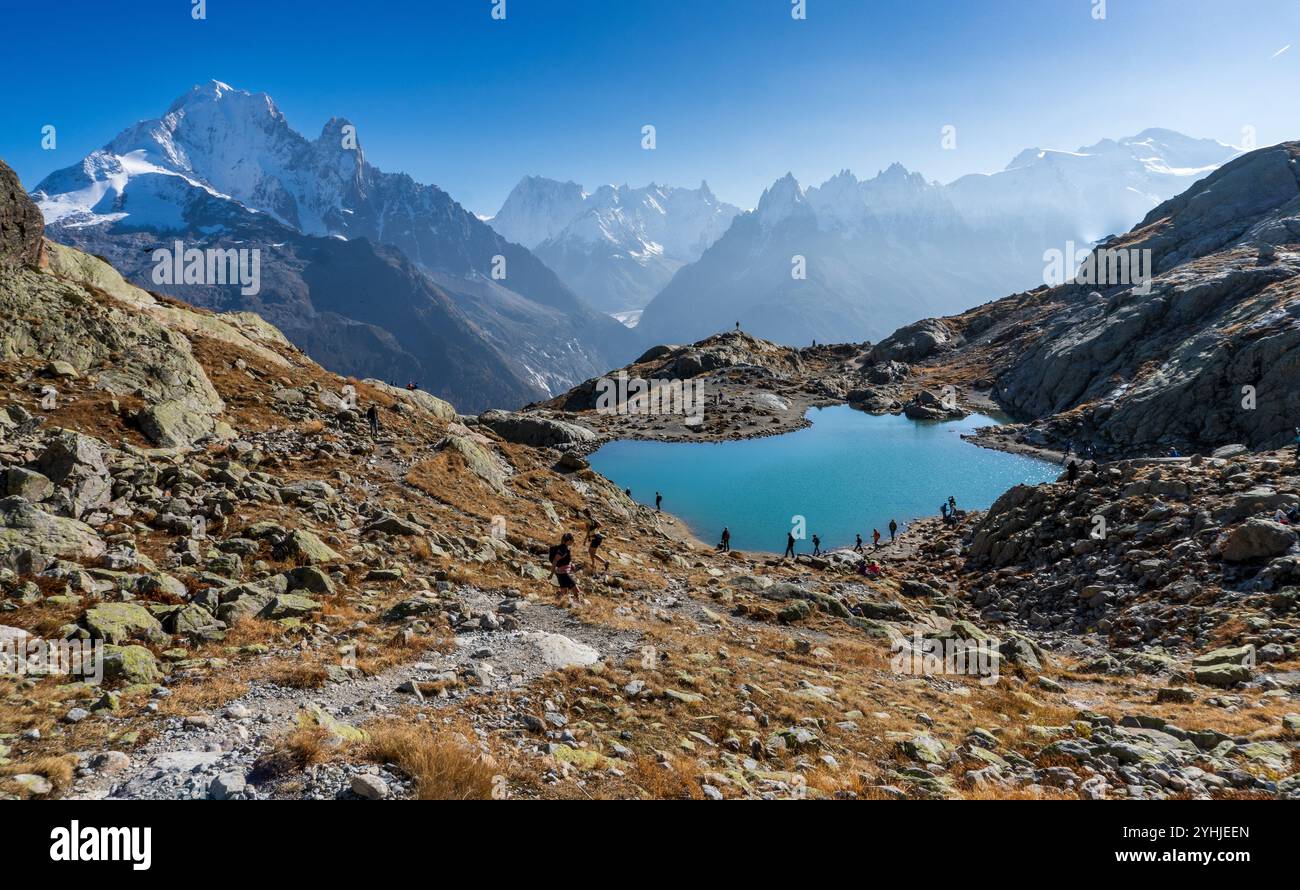 Blick auf einen felsigen Berg mit Lac Blanc im Vordergrund. Mehrere ...