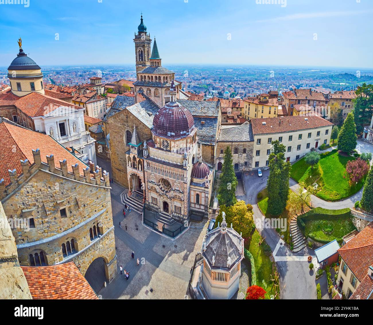 Blick von oben auf die Sehenswürdigkeiten der Piazza Duomo - Kathedrale ...