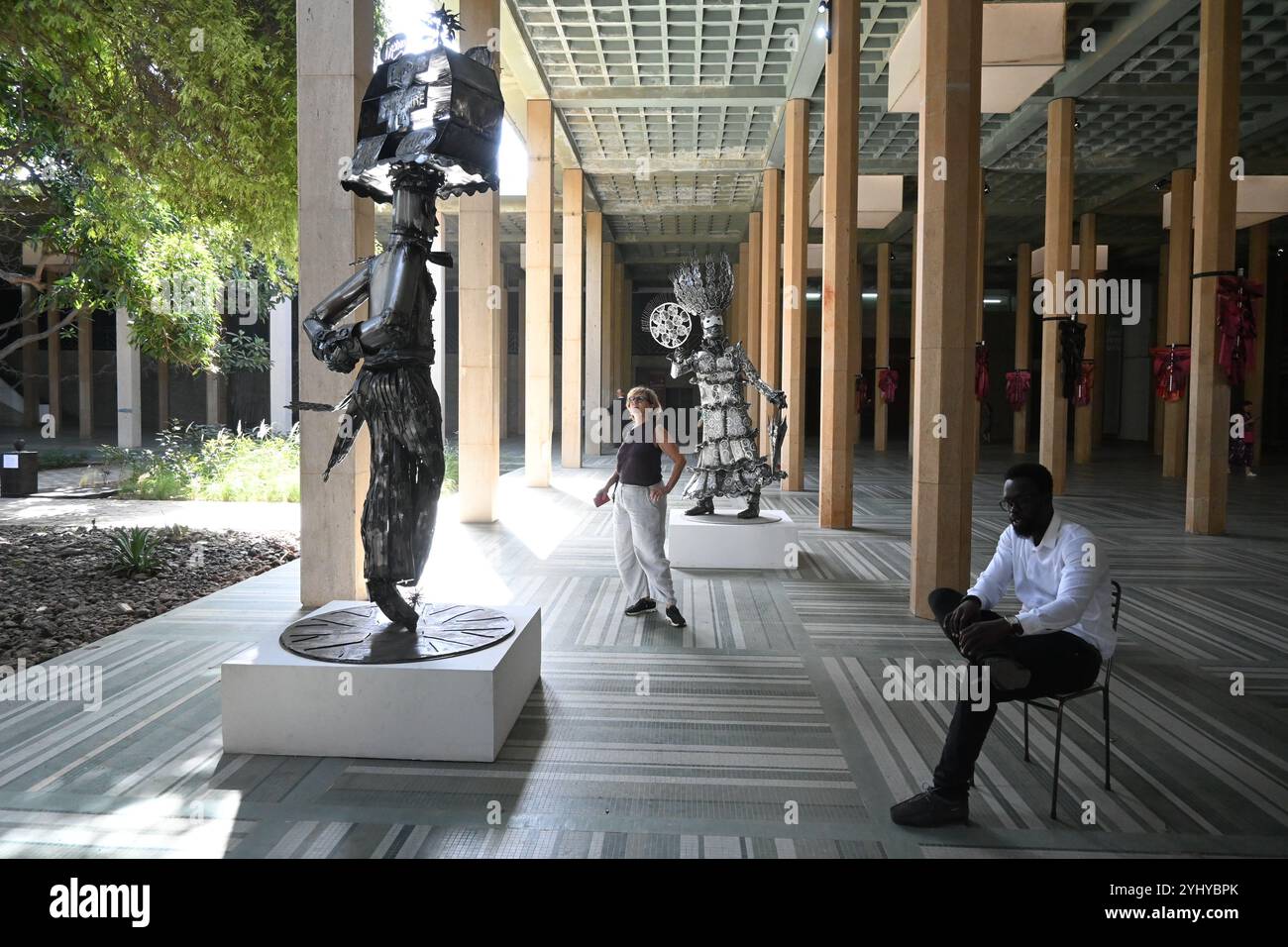 Dakar, Senegal. November 2024. Die Besucher besuchen die 15. Ausgabe ...