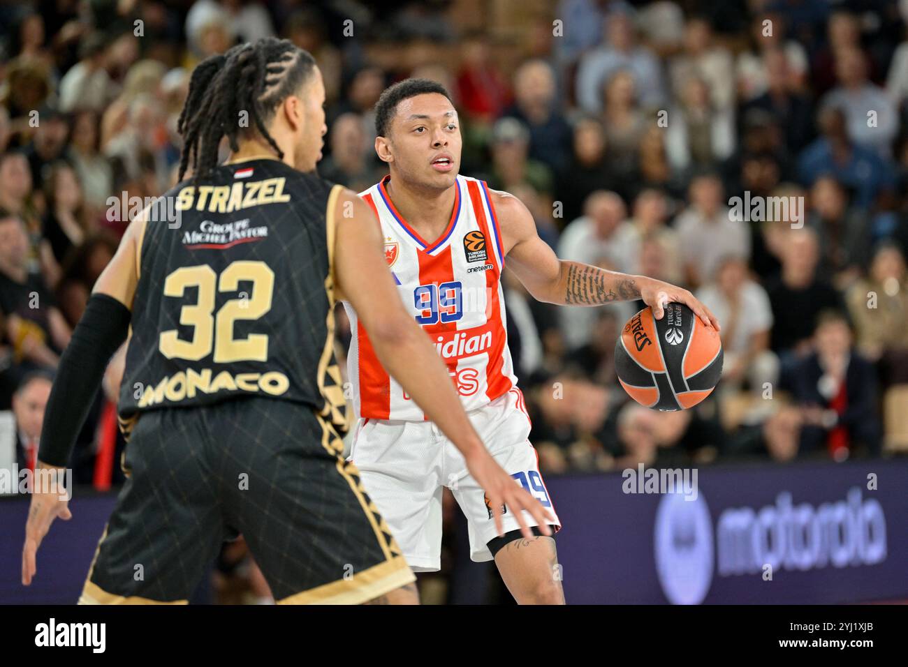 Monaco, Monaco. November 2024. Monaco Spieler #32 Matthew Strazel und Belgrader Spieler #99 Yago ...