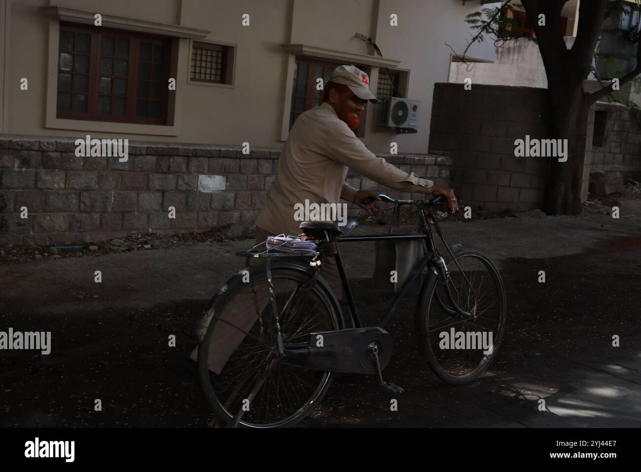 Postman uniform -Fotos und -Bildmaterial in hoher Auflösung – Alamy