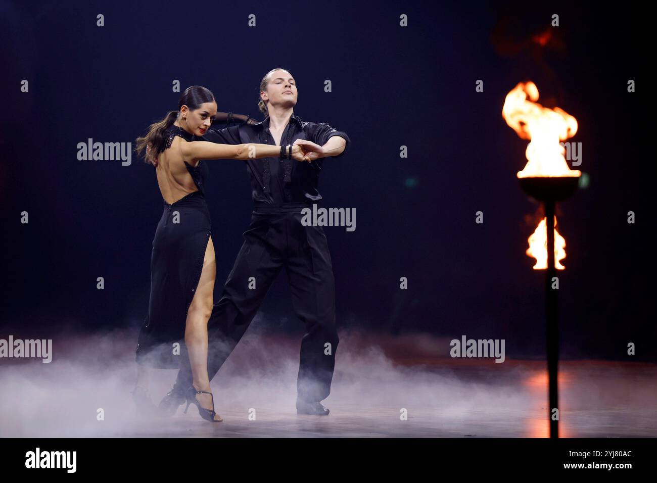 Sänger Gabriel Kelly und Tänzerin Malika Dzumaev bei Let s Dance die Live-Tour 2024 zur RTL ...