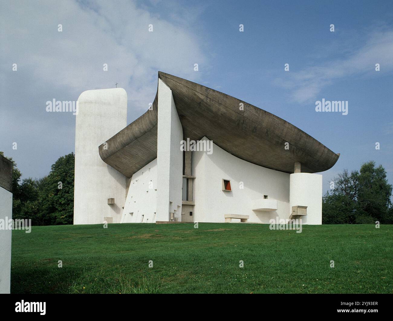 CAPILLA NOTRE DAME DU HAUT EN RONCHAMP CONSTRUIDA ENTRE 1950 Y 1955 ...