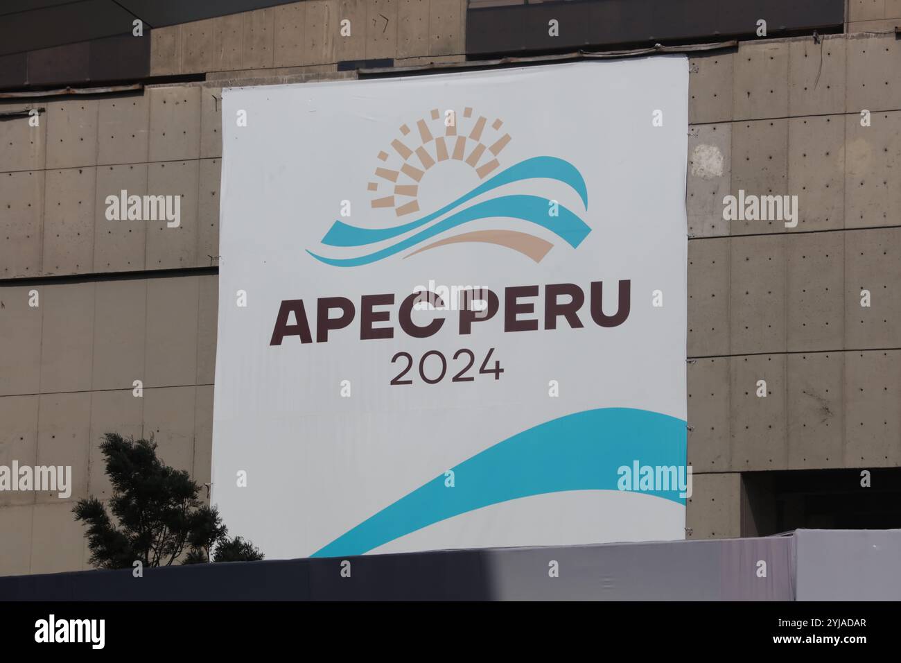 Lima, Peru. November 2024. Dieses Foto zeigt das Logo von APEC 2024 in ...