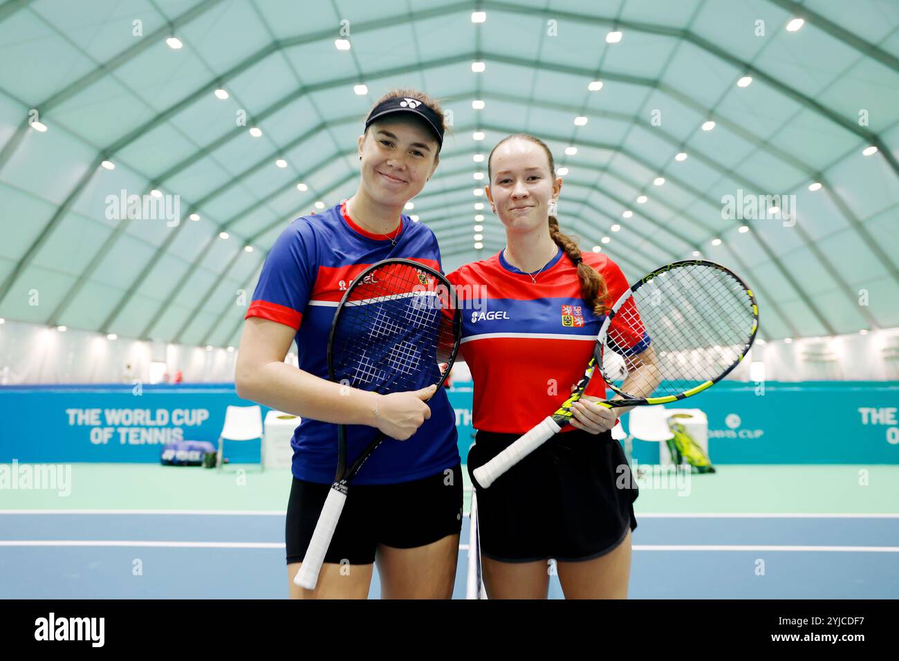Die tschechischen Tennisspielerinnen Linda Noskova und Dominika Salkova posieren während des ...