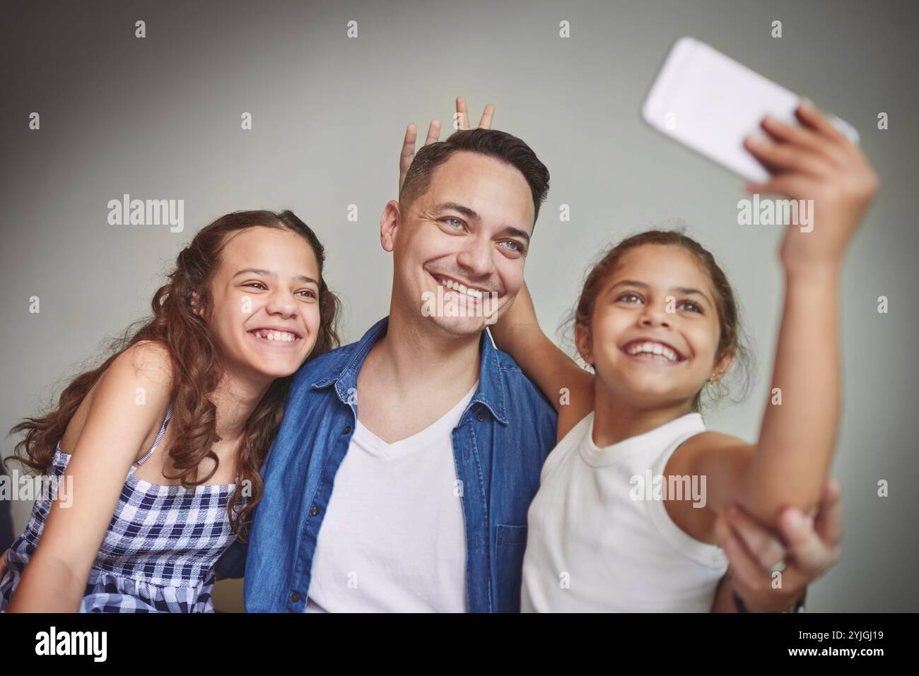Lächeln, Vater und Kinder mit Selfie zu Hause für Fotografie, Bindungen ...
