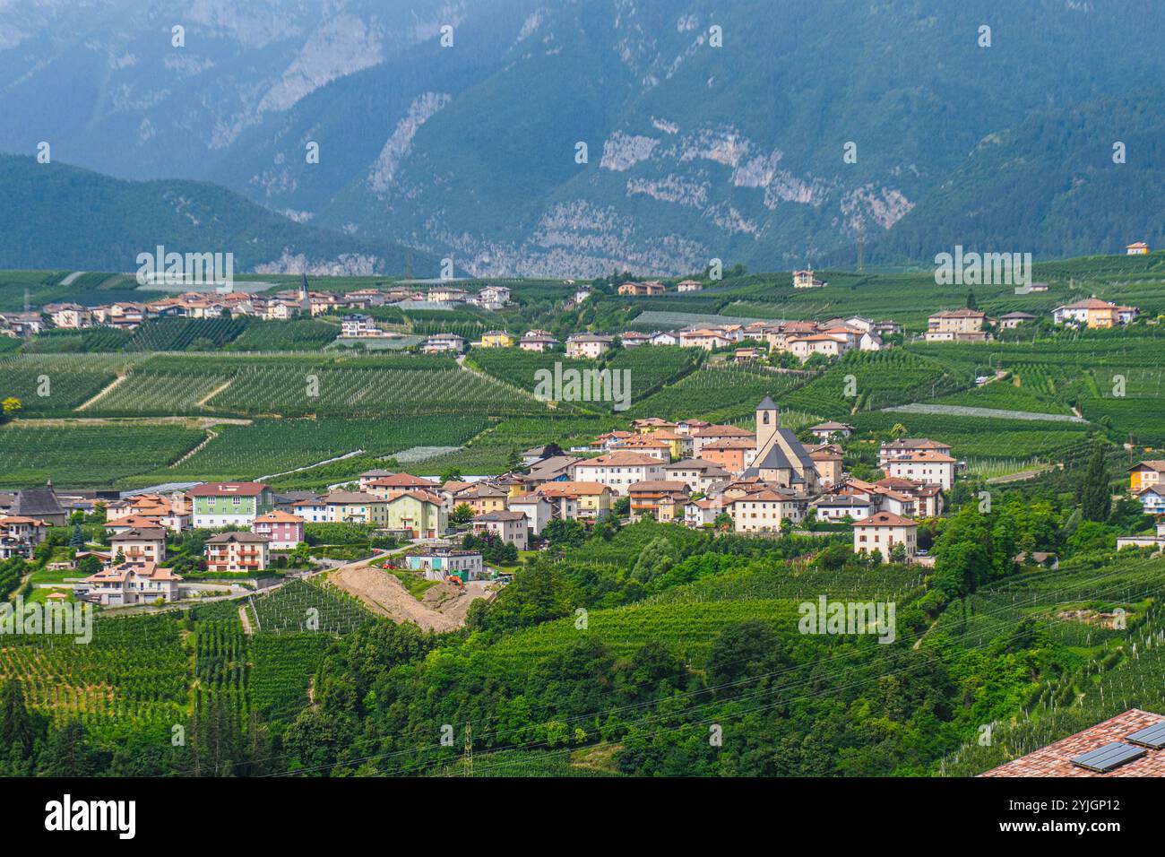 VILLE D'ANAUNIA, ITALIEN – 28. AUGUST 2024: Das Castel Valer im Val di ...