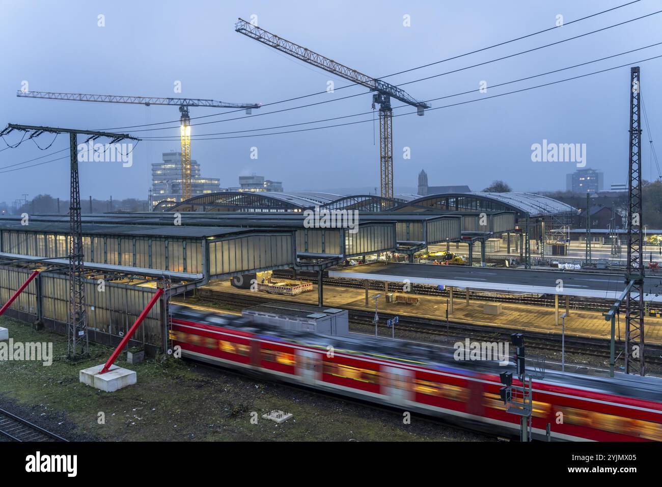 Modernisierung des Duisburger Hauptbahnhofs, die Bahnsteige der 13 ...